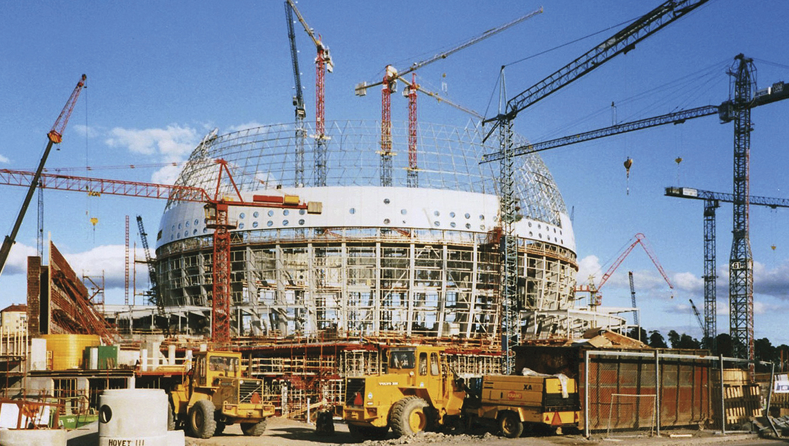 Världens största sfäriska byggnad – 13 000 aluminiumrör satte formen ...