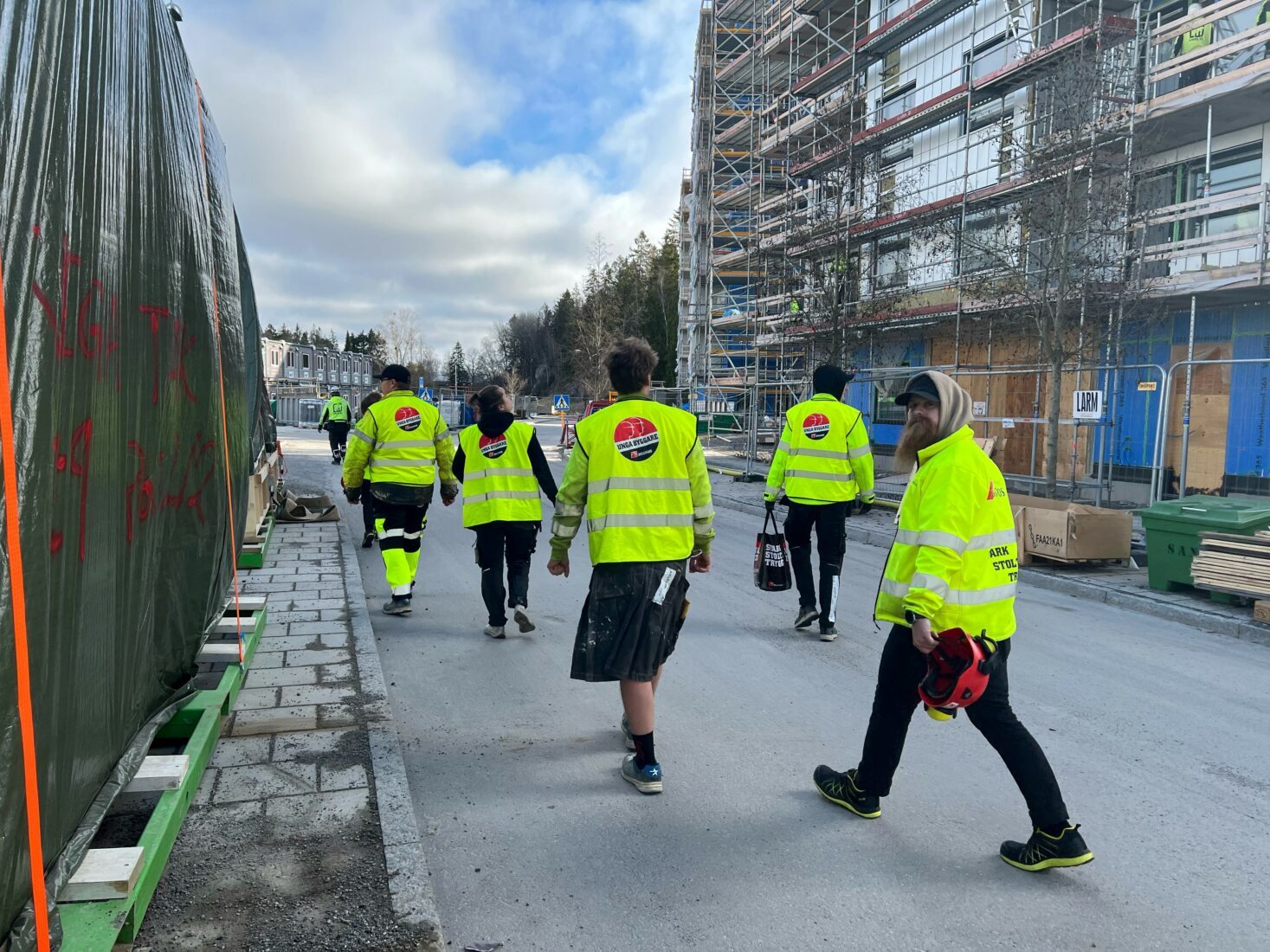 Unga byggare hedrar de omkomna: "Tänk på varandra" - Byggnadsarbetaren