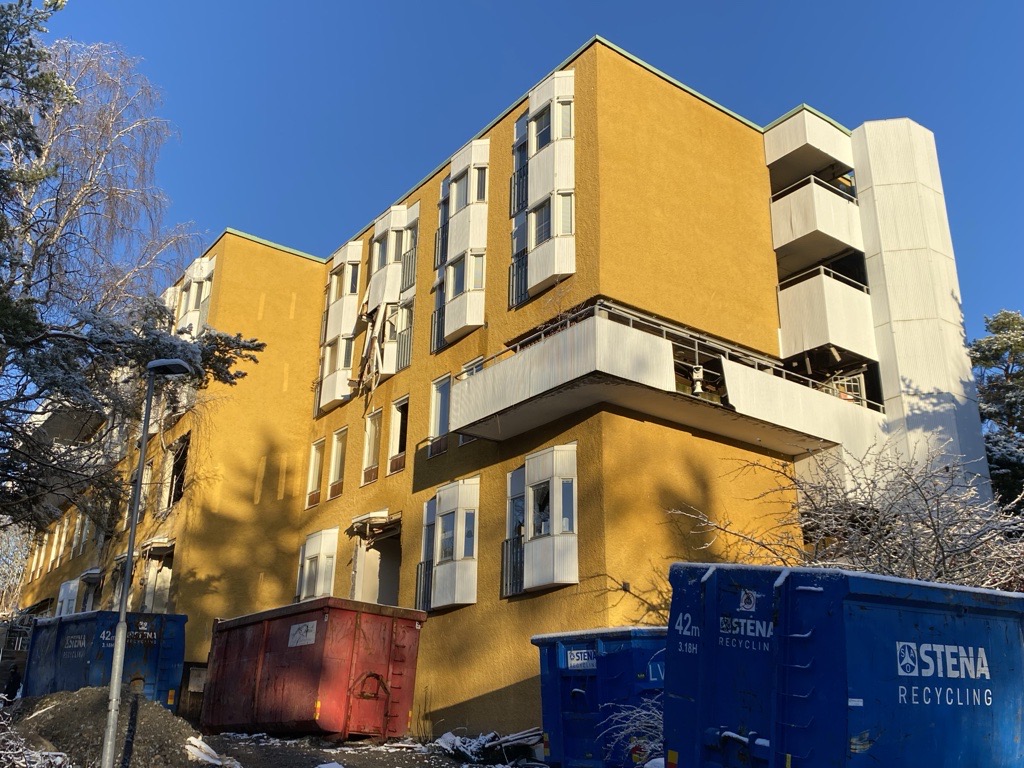 Bobcat föll från fjärde våningen – ner i container